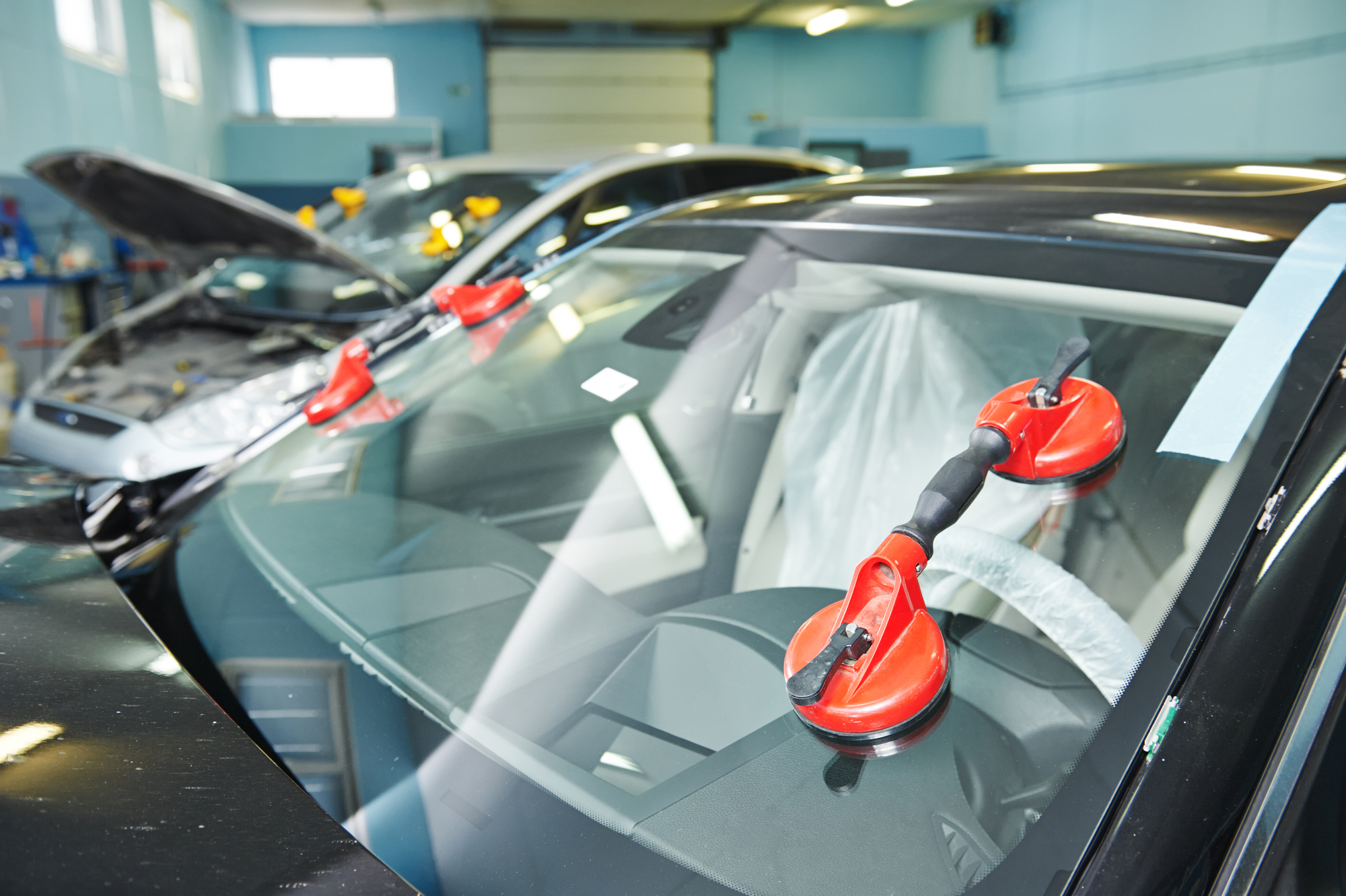 Do You Tip Windshield Installers? (Like Safelite Guys) - My Car Makes Noise