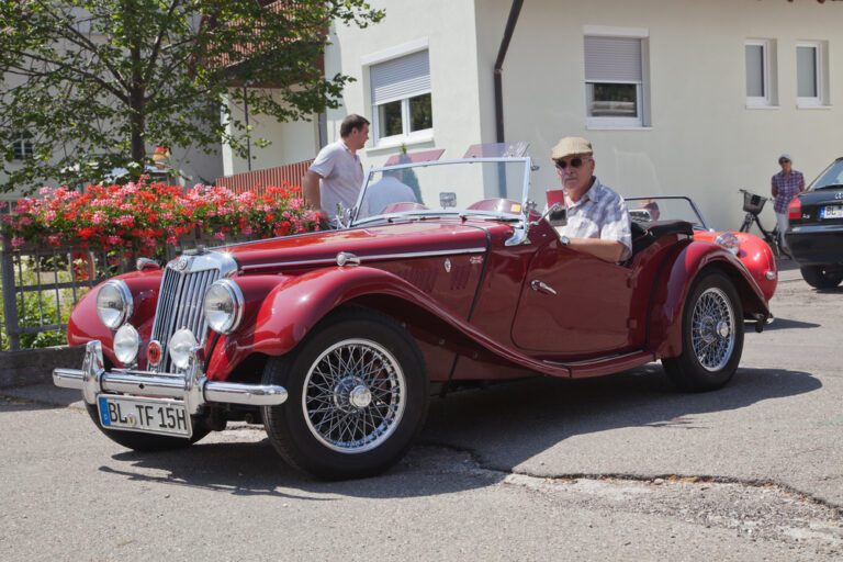 25 Best Vintage Roadsters for the Ultimate Open-Air Driving Experience ...