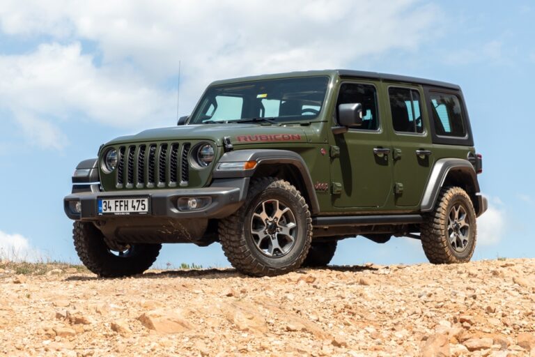 25 Exciting Sports Cars You Can Still Drive with a Manual Transmission ...
