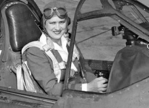 21 Iconic Female Aviators Who Soared Into History - My Car Makes Noise