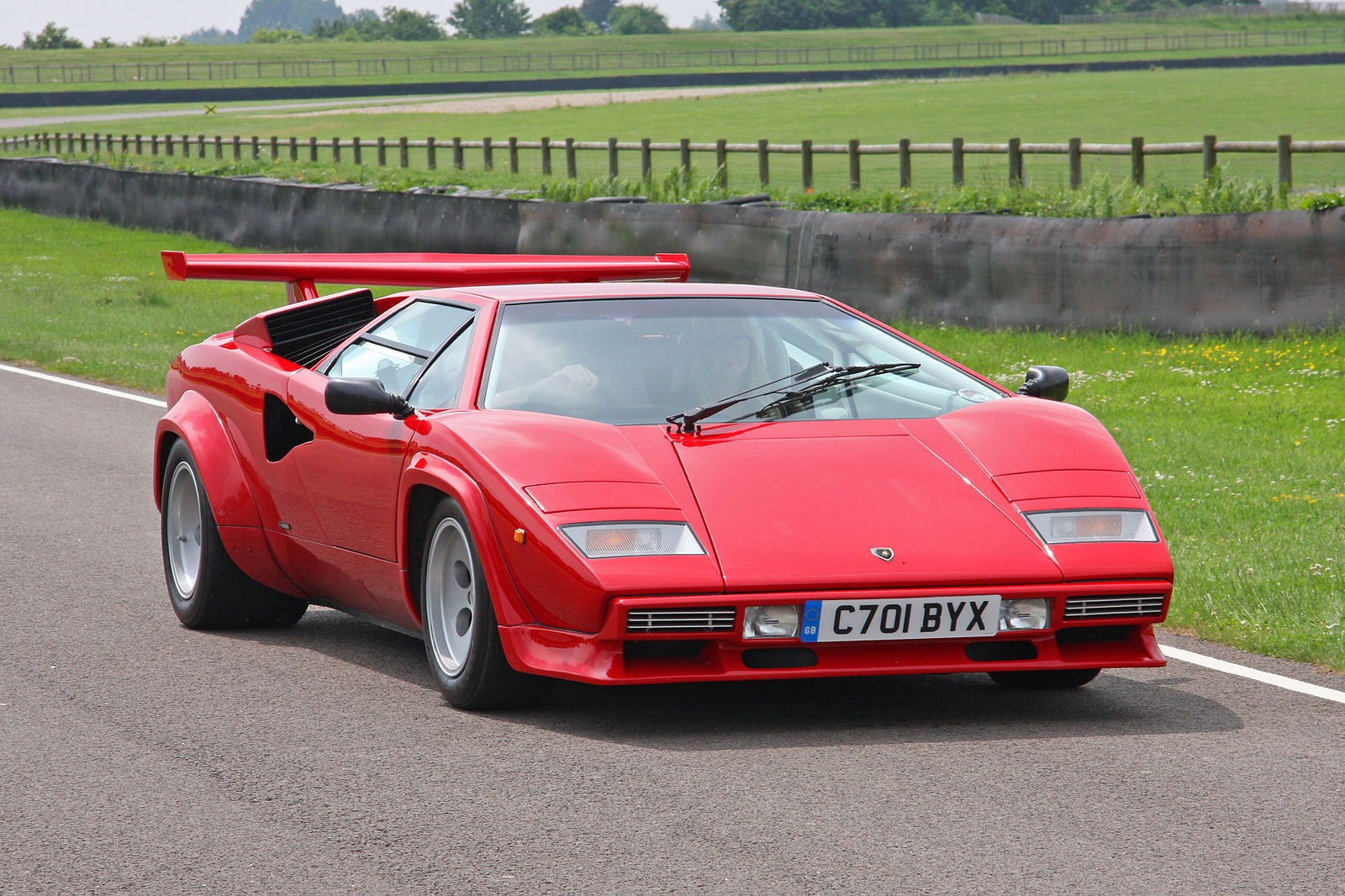 25 Classic Italian Cars Known for Their Elegance and Performance - My ...