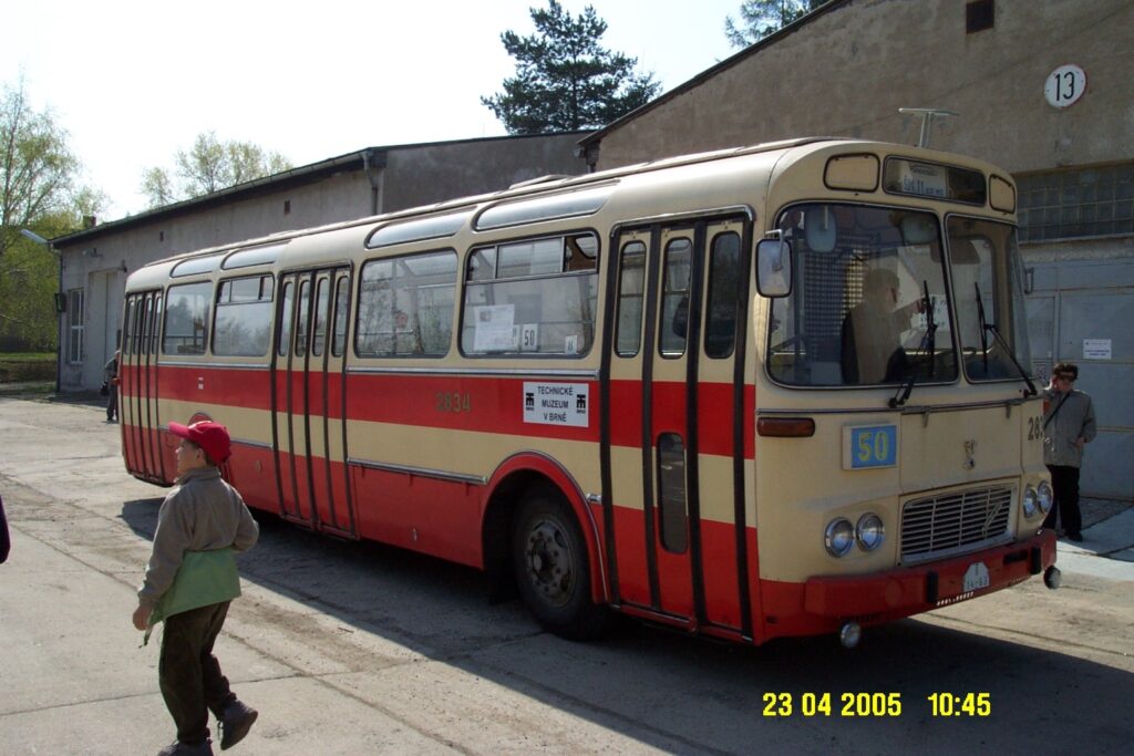 20 Retro Buses That Continue to Fascinate Enthusiasts - My Car Makes Noise