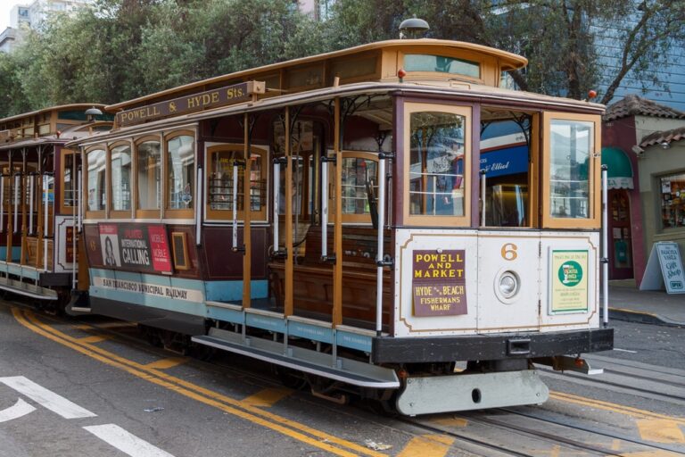 17 Traditional Trolleys Still Transporting Passengers - My Car Makes Noise